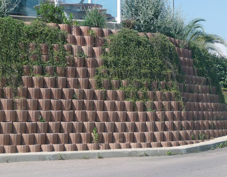 Betoplus | Low-height Curved Earth Retaining Walls